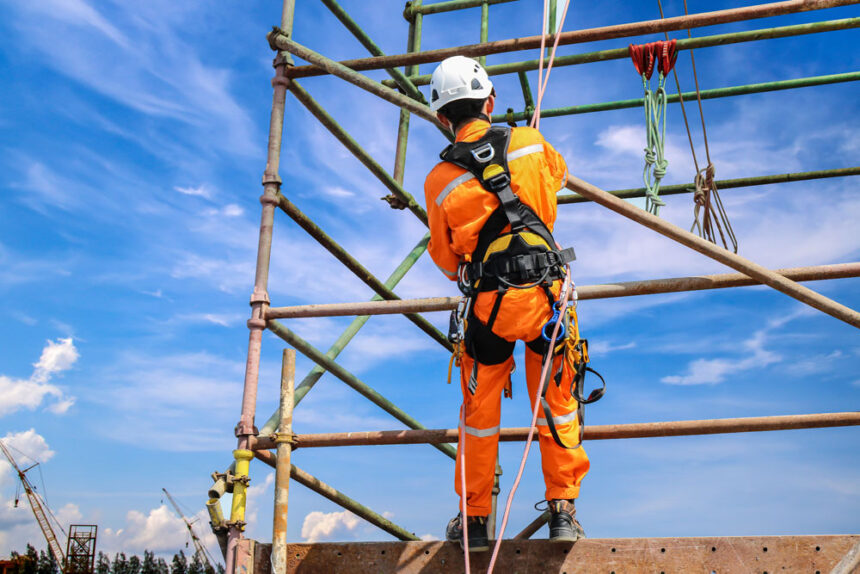Full-Body Harnesses for Maintenance Teams - Fab Supply